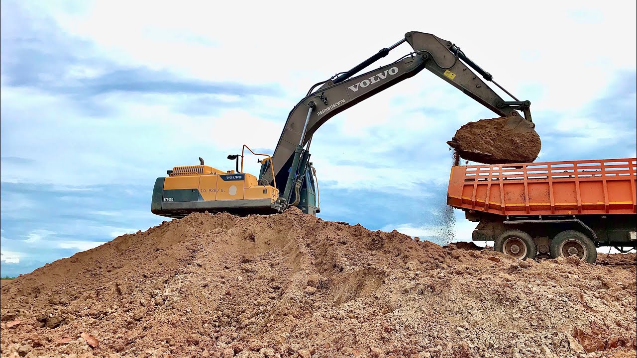 รีวิว รถขุด VOLVO EC350D กับรถดั้มคันใหญ่ๆ - YouTube