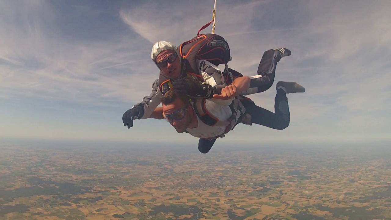 saut en parachute saumur - YouTube
