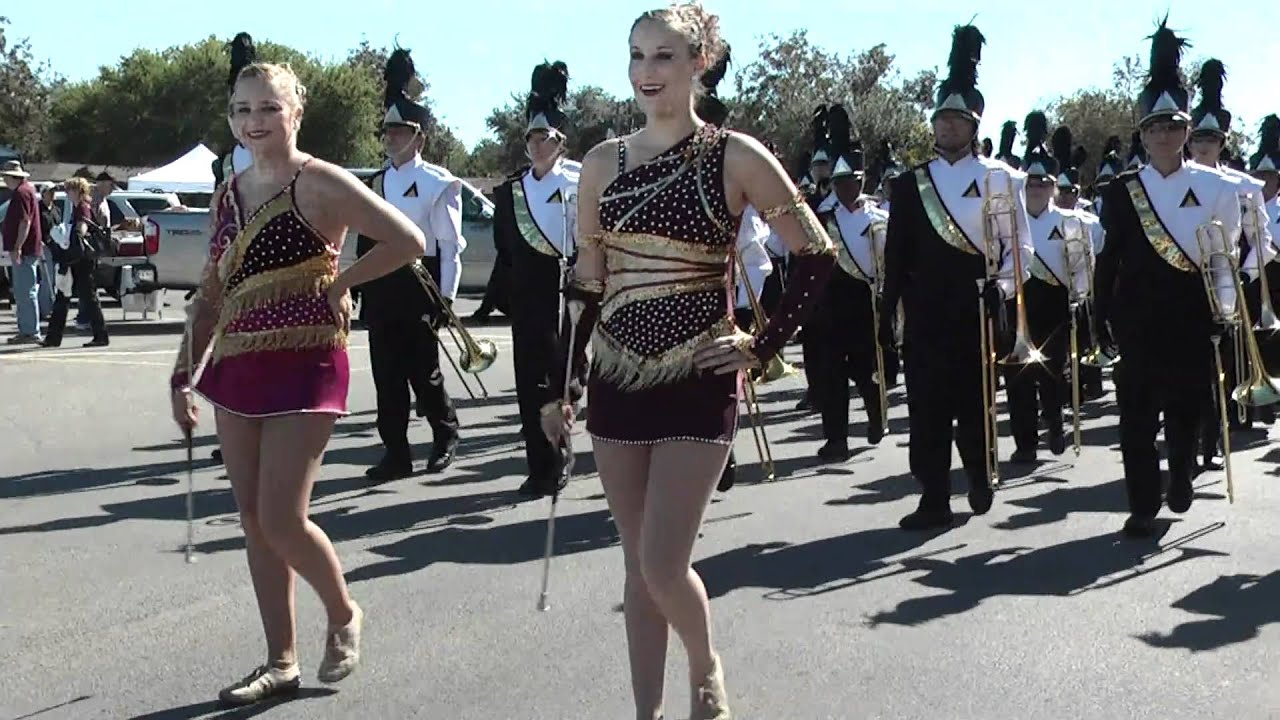 Texas State Bobcat Band, Cheerleaders and Strutters - YouTube
