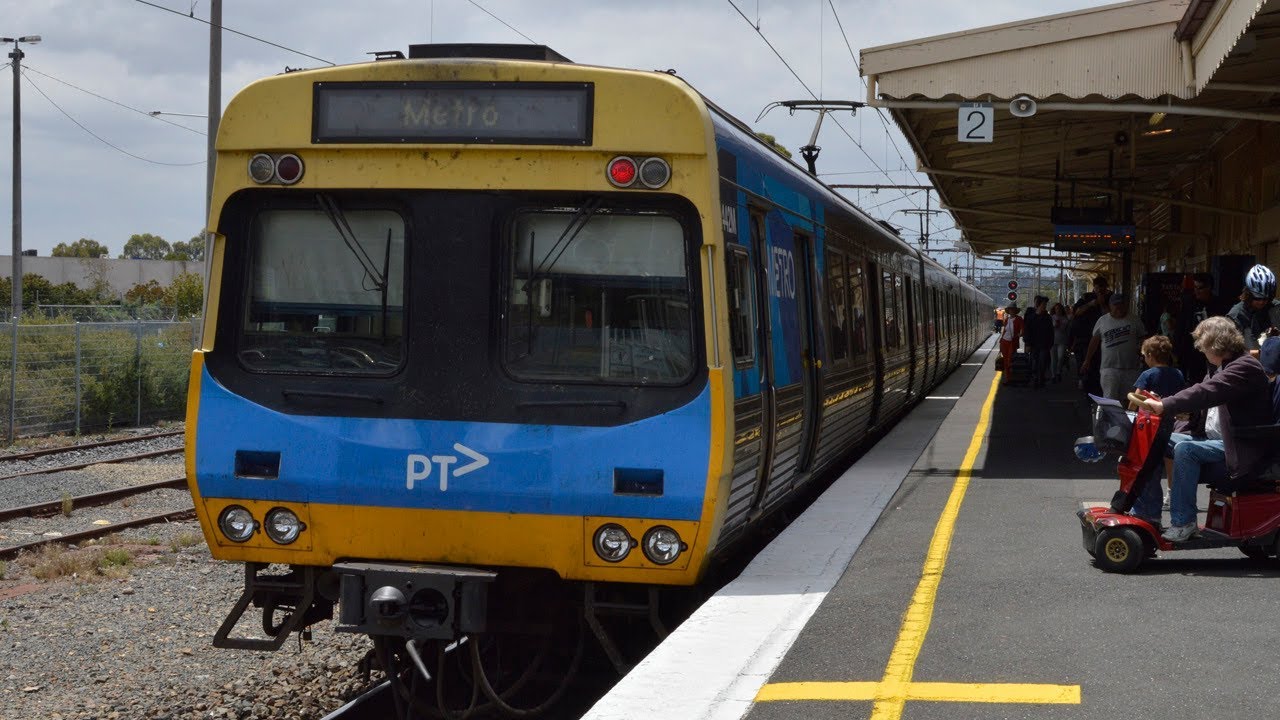 Metro Trains Melbourne: Camberwell - Box Hill on a Comeng - YouTube