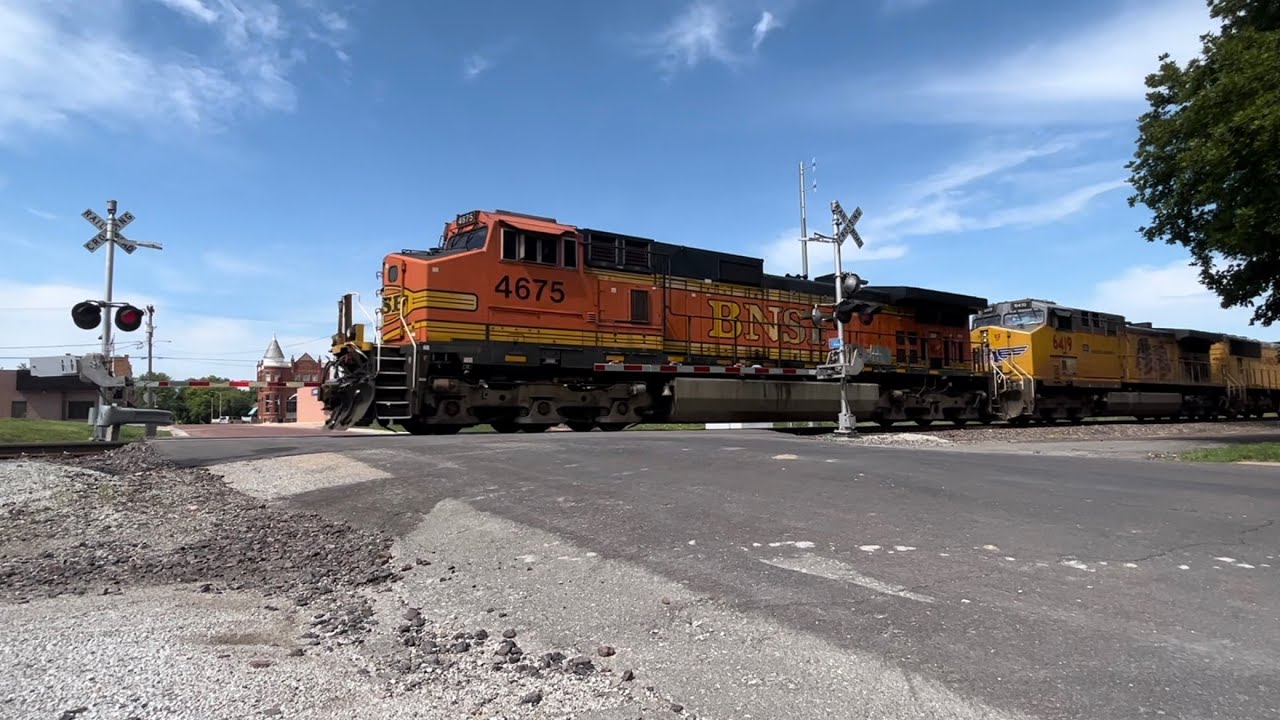 BNSF 4675 leads UP intermodal train through Seneca KS - YouTube
