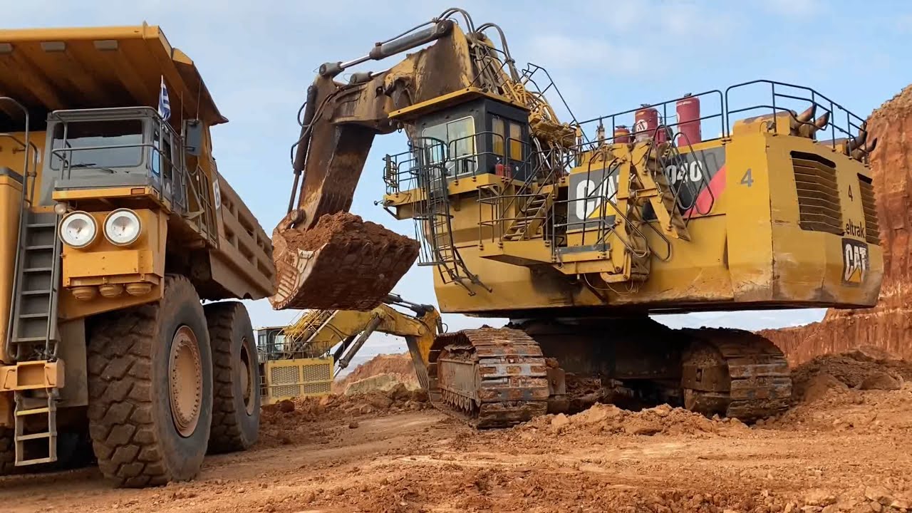 Caterpillar 6040 Excavator Loading Hitachi EH3500 Dumpers - YouTube