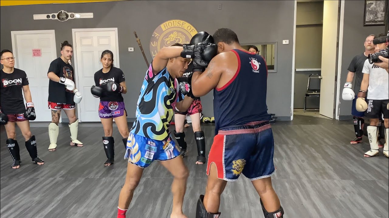 🔥Saenchai Muay Thai: Fake Jab, Over Hand Right, Inside Clinch, Knee ...