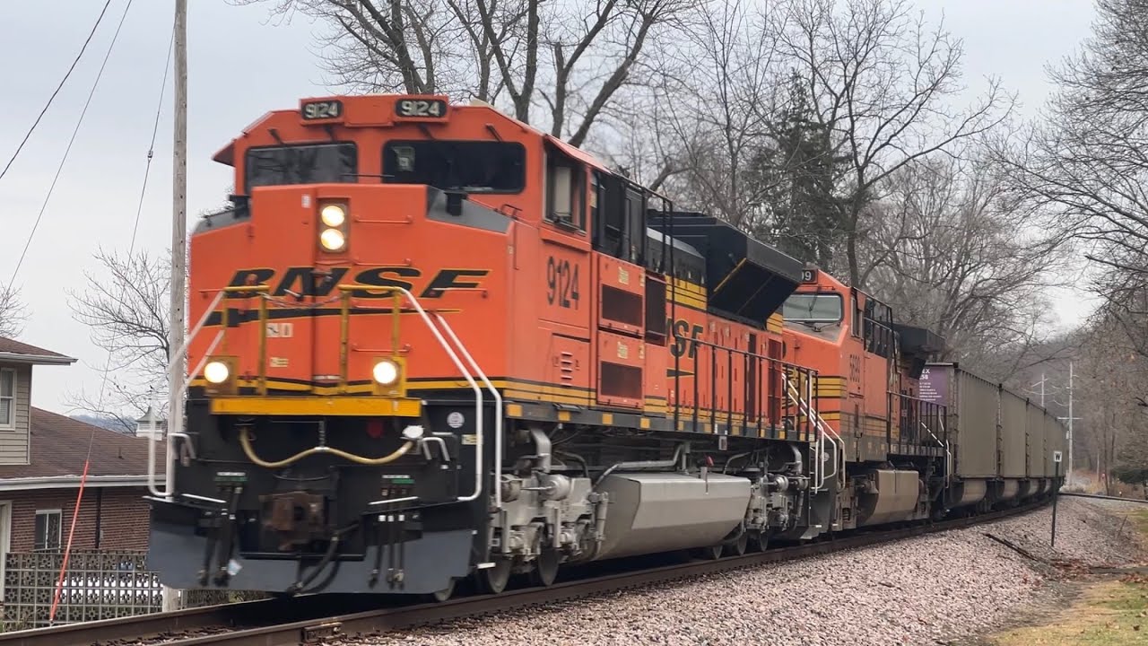 BNSF 9124 leads E-OPPNAM through Keokuk, IA 12/05/2021 - YouTube
