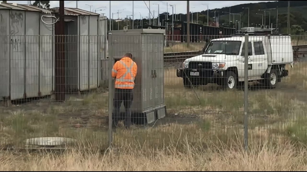 ARTC Worker Testing The Wallan-Whittlesea Road Level Crossing! - YouTube