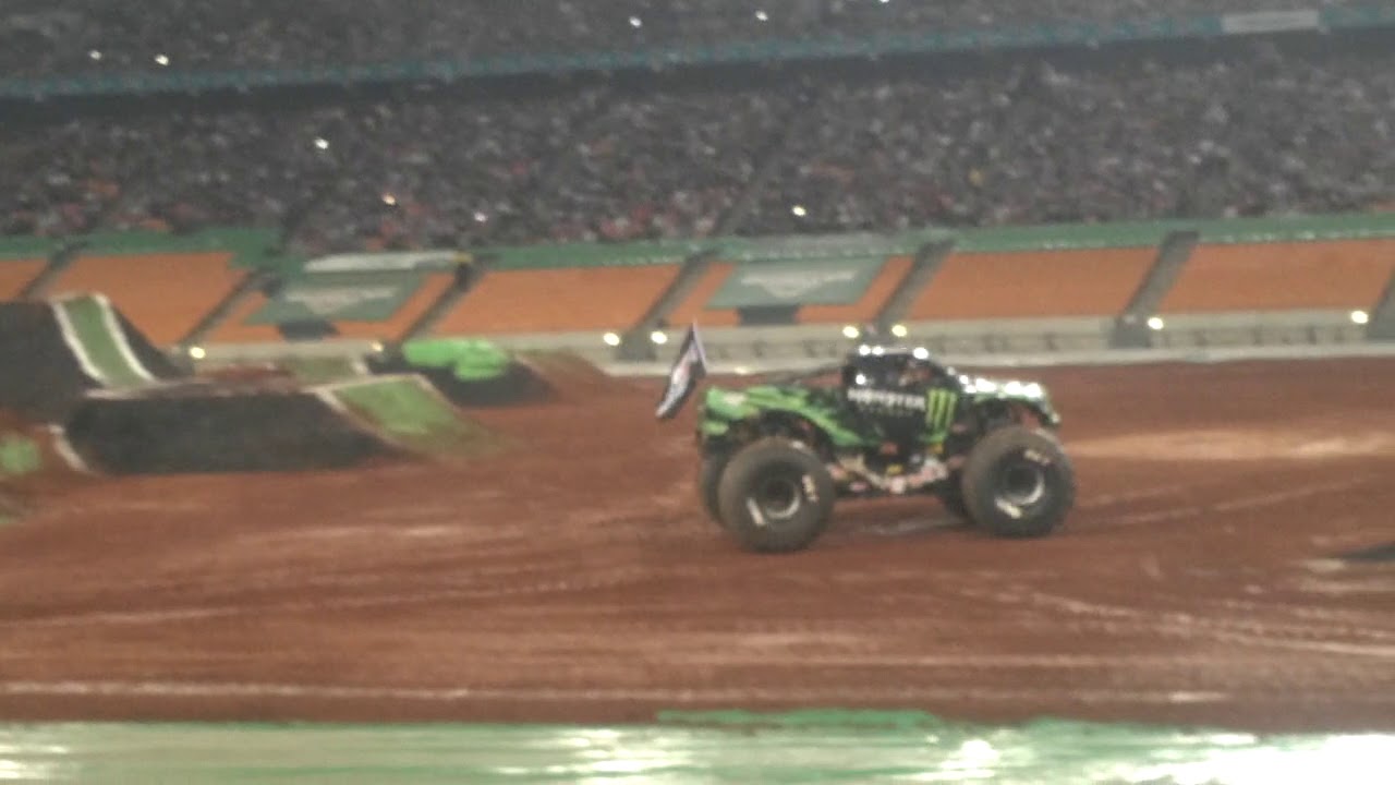 Gas monkey monster truck 360(3) - YouTube