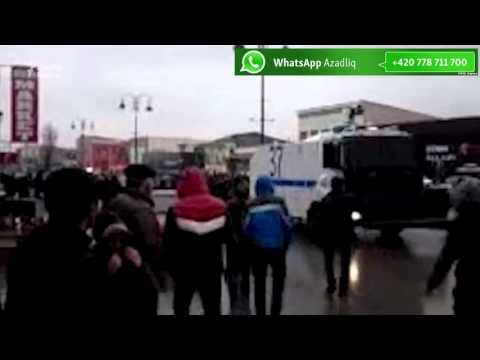 Qubada polis suvuran maşınla hücum edir