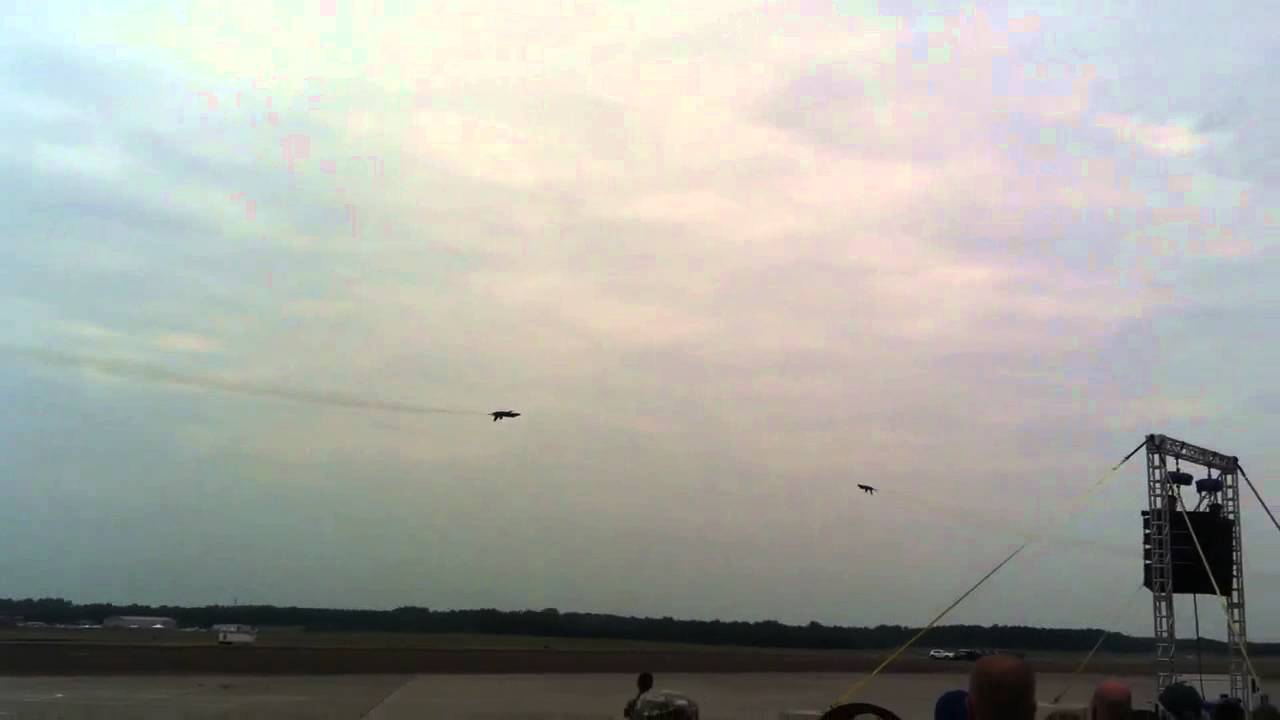 Blue Angels inverted roll pass - YouTube
