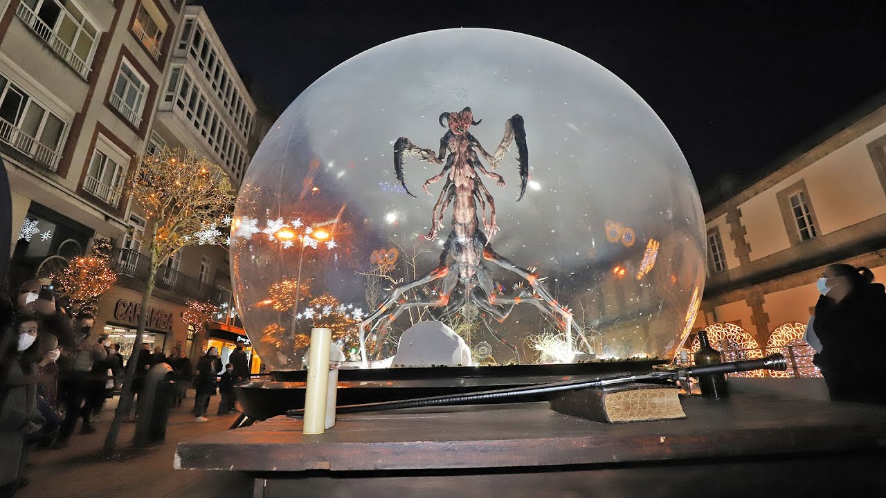 La bola gigante de The Witcher de Netflix ya "embruja" la Navidad de ...