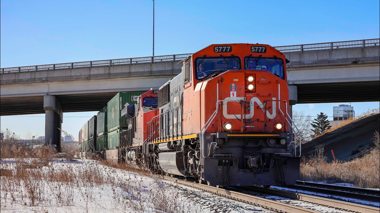 [4K!] CN Train Q122 Eastbound at Bramalea GO Station with CN 5777 & CN ...