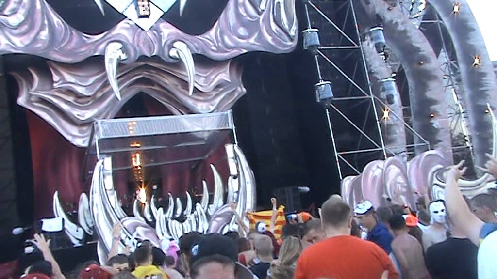 Angerfist @ DEFQON.1 2014 - Burn This MF Down and Raise Your Fist Again ...
