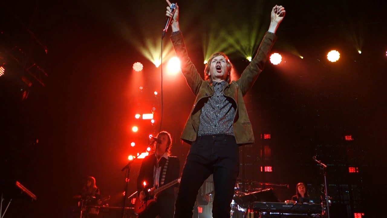 Beck - Loser – Live in Oakland - YouTube