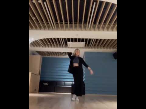 ITZY Ryujin Dancing to BLACKPINK's As if it's your last on vlive