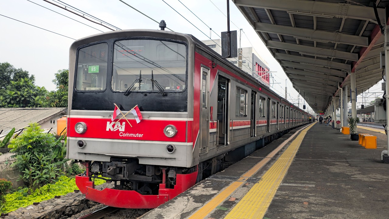 [4K] Stasiun Depok: Kompilasi KRL JR 205 Marchen Face dan Normal Face ...