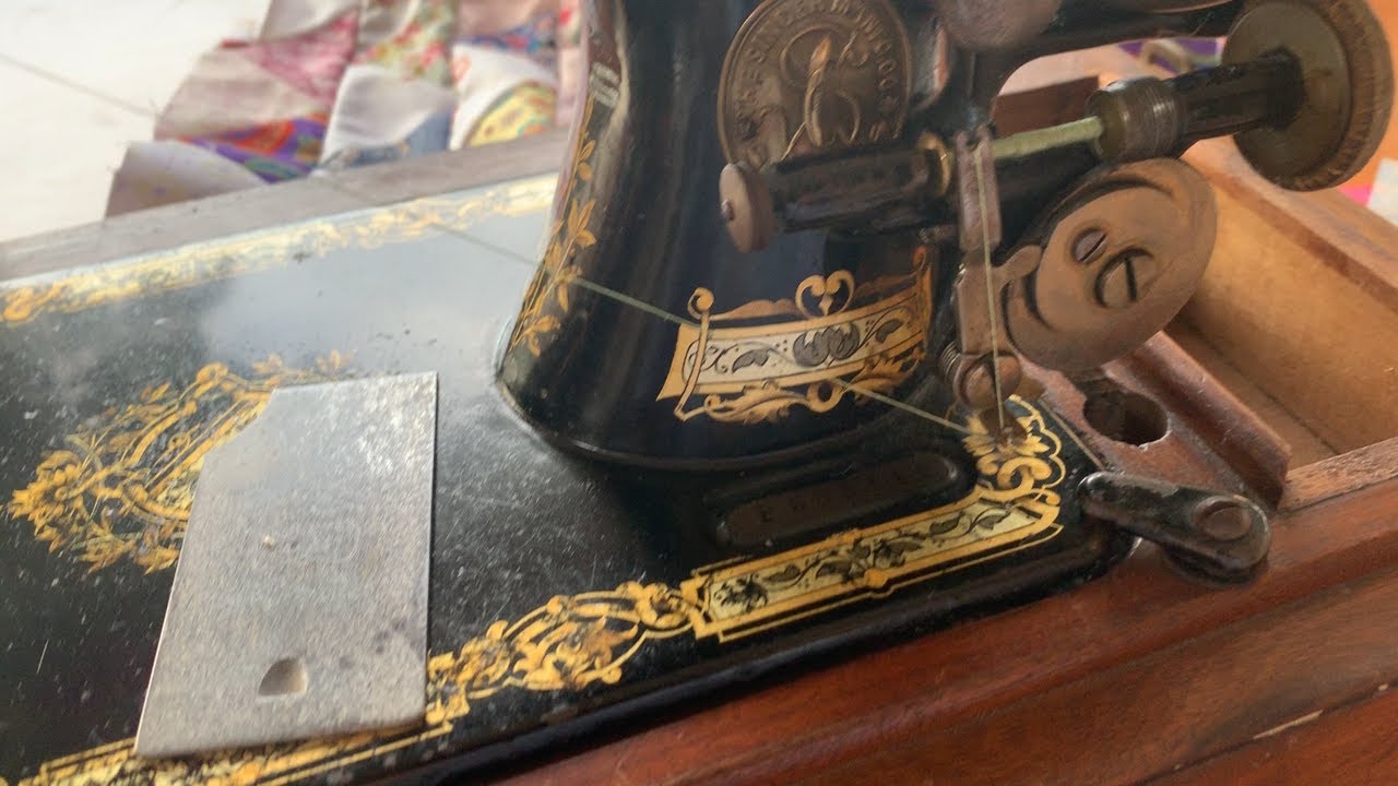 Singer 28K C1901 shuttle bobbin winding - YouTube