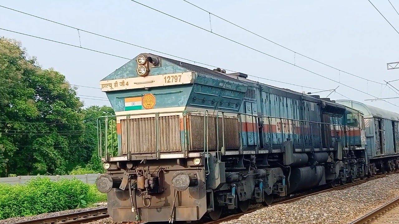 🚅🚄💙💚 WDG-4,WAG-5HB,WAG-7,& WAG-9HC LOCOMOTIVES are Crossing in Mid ...