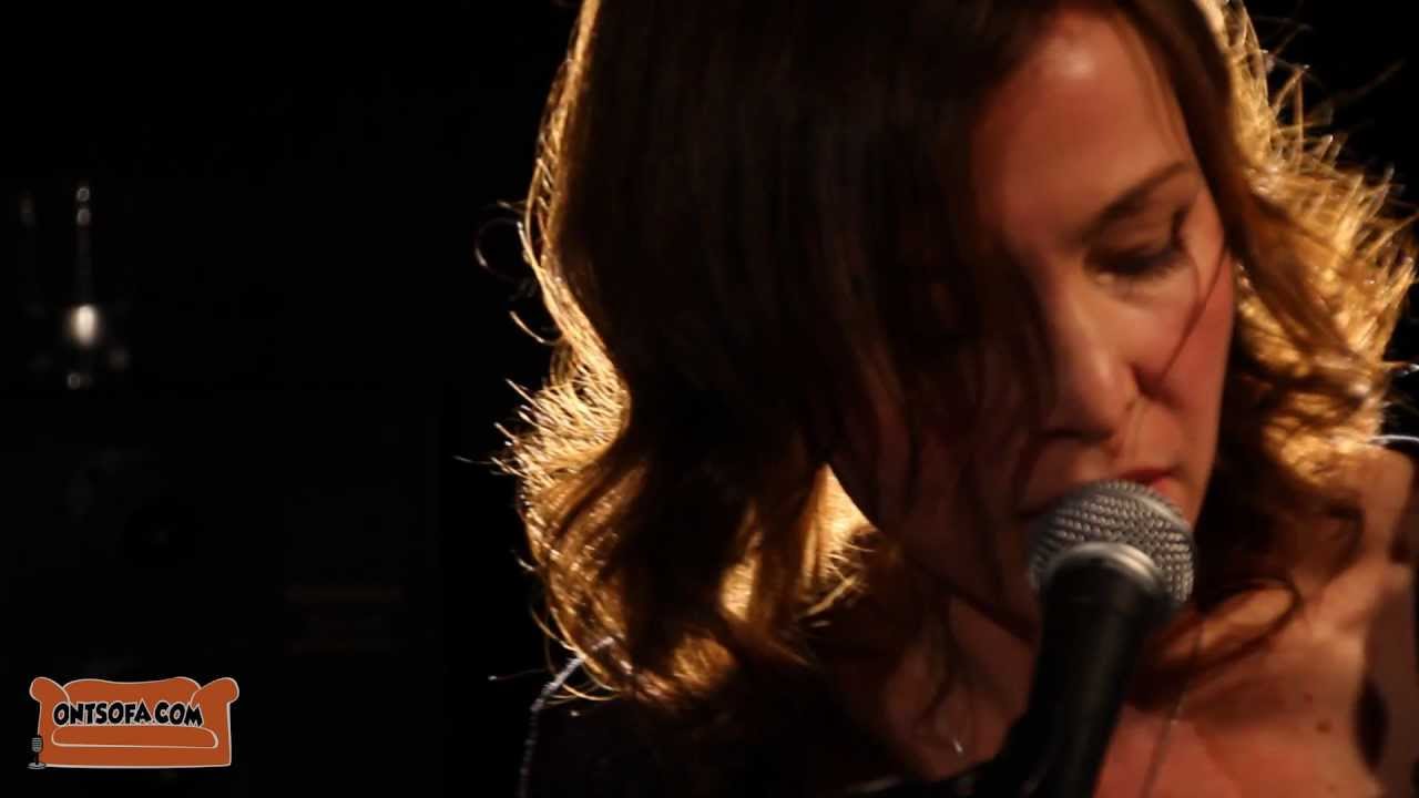 Vicky Whelan - Two Wrongs - Ont' Sofa Sessions - YouTube