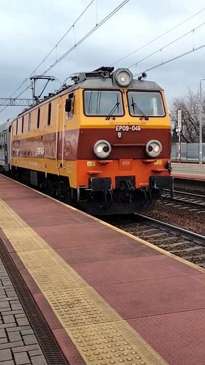 💛🧡EP09-046🧡💛 z IC Ślązak odjeżdża z Bochni. #dc #dlaciebie #foryou #bochnia #pkp #fy #pociag # ...