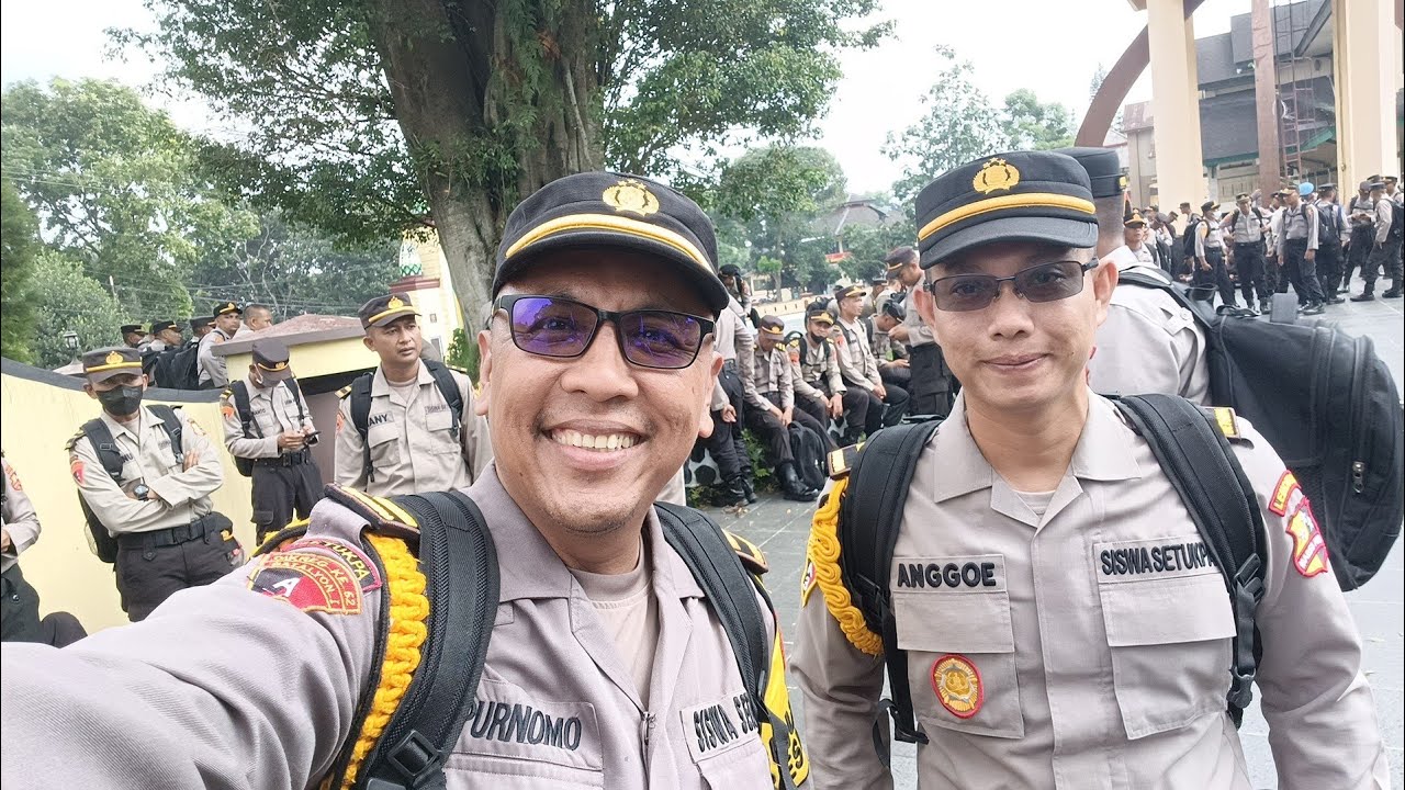 BANYAK TEMAN PAK PURNOMO YANG SUDAH TIDAK MUDA LAGI BUKTINYA MASIH KUAT ...