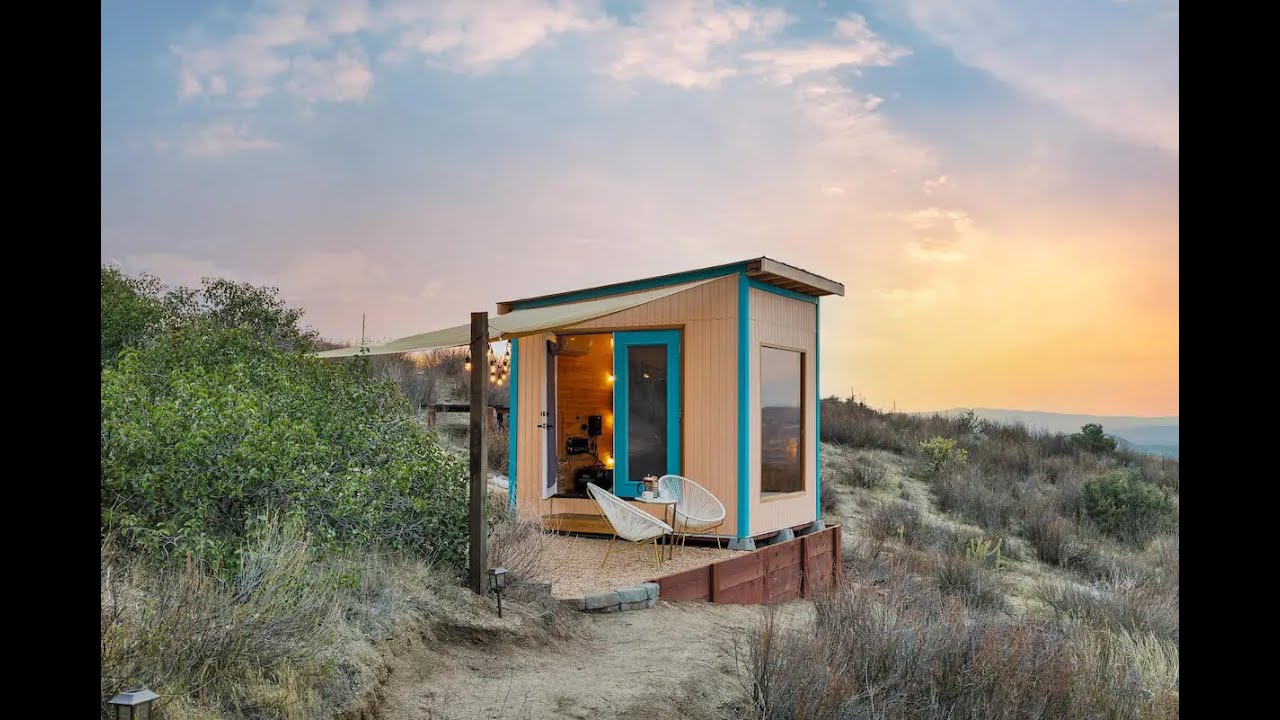 The Coziest Off-grid Tiny House In The Middle Of Desert - YouTube