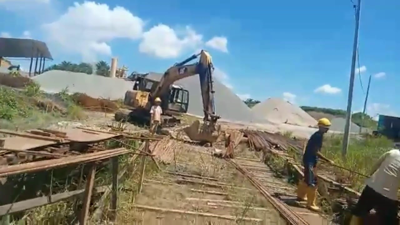 proses pembengkokan besi buat saluran air/kalbet di malaysia - YouTube