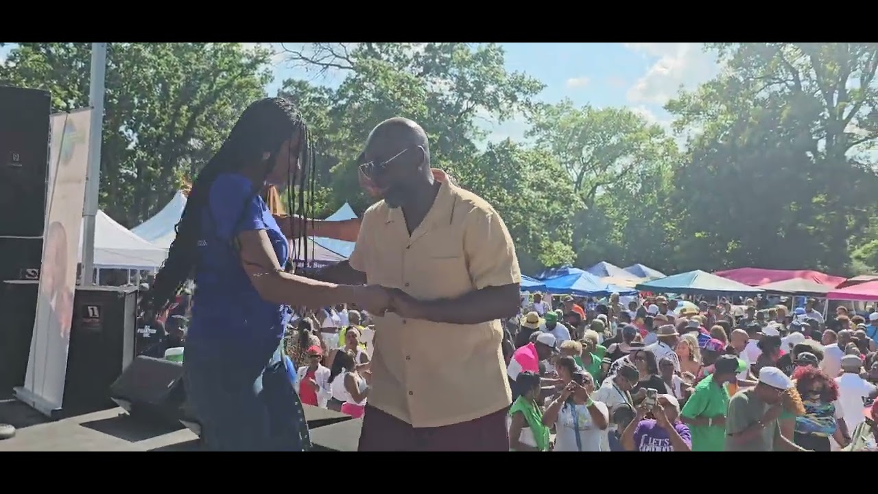 BLAQ ICE STEPS W/ SAM CHATMAN OF ABC 7 CHICAGO NEWS @ THE WORLD'S ...