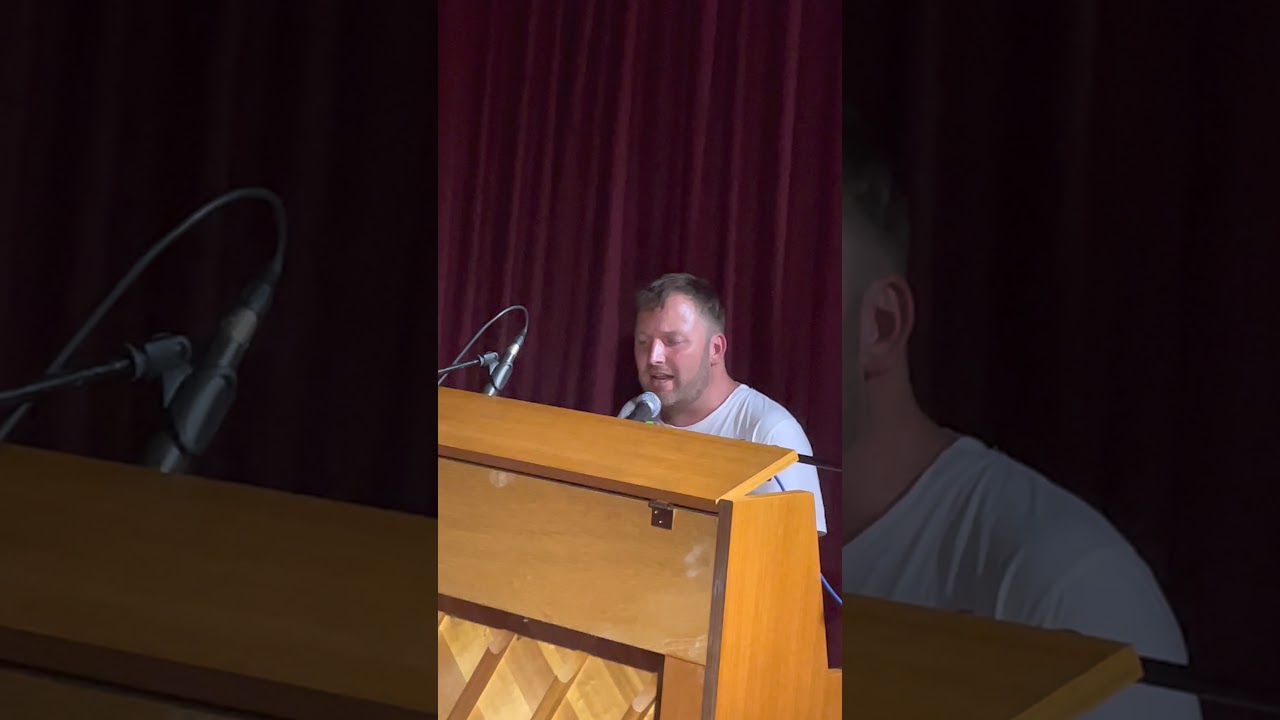 Tobias Ebert - Keiner: live im Brückenstern, Hamburg - YouTube