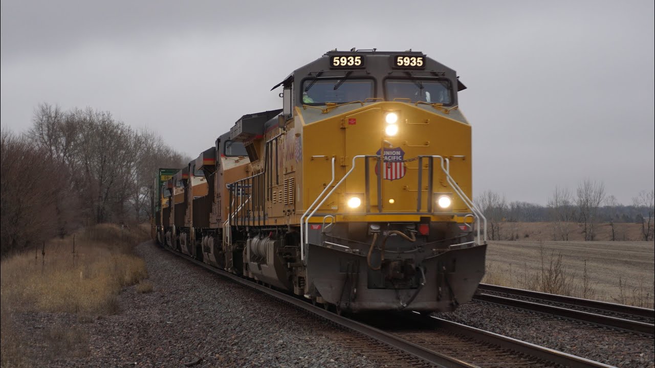 Fast UP Z train does 70 mph outside Nevada, IA - YouTube