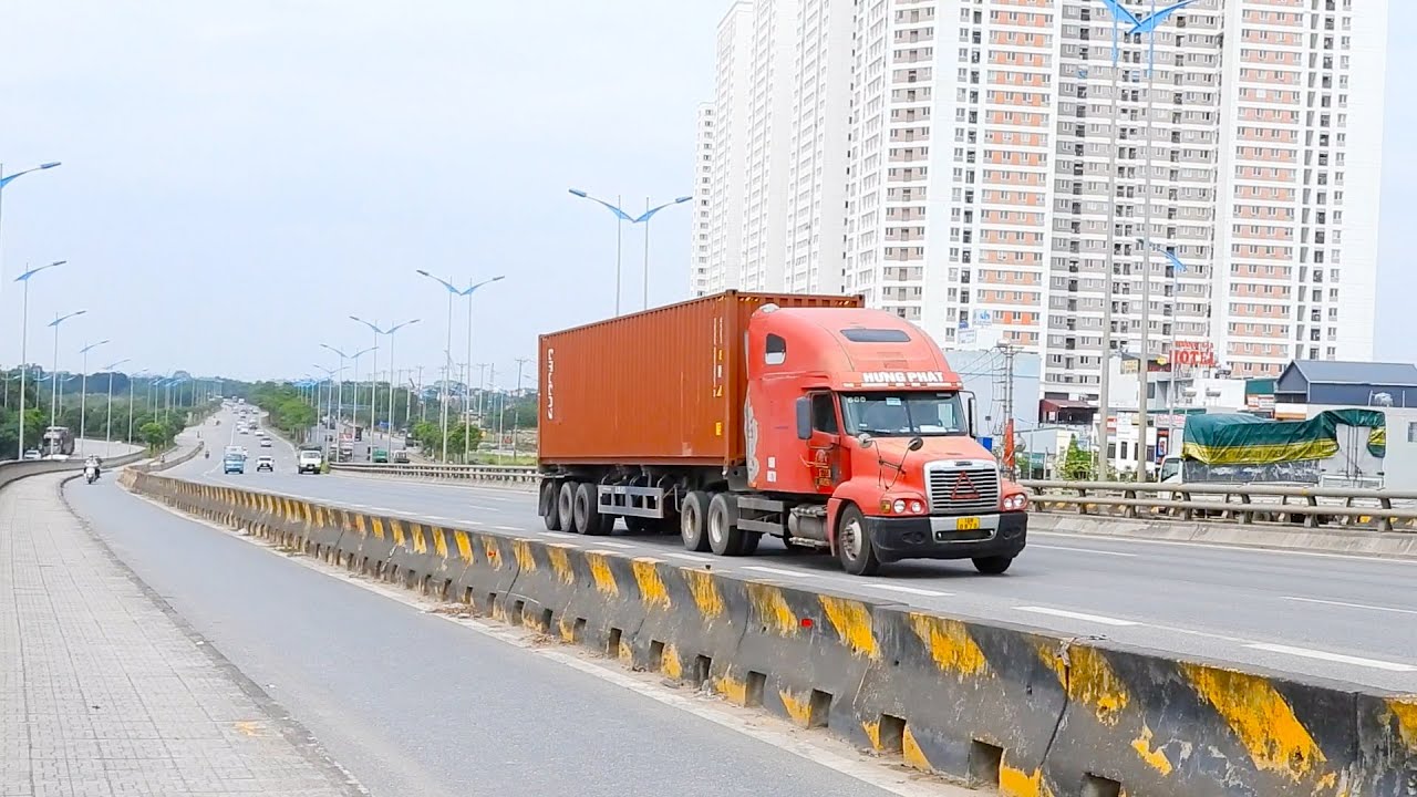 USA's BIGGEST semi trailer trucks spotted in Action! USA semi trailer ...