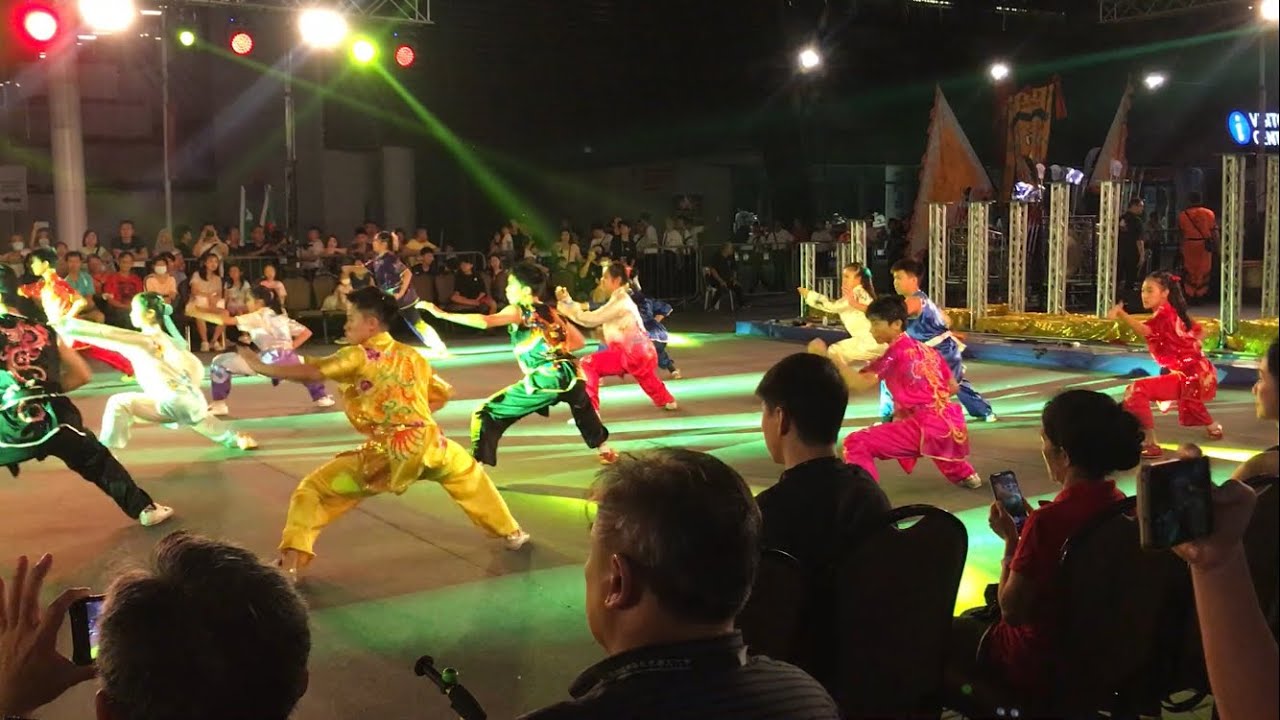 武术之家 Martial House Wushu Performance at OCBC Square 16 Dec 2023 - YouTube