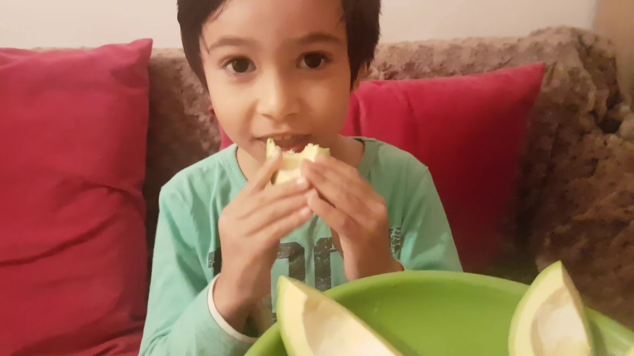 #4ขวบโชวกิน อโวคาโด ลูกใหญ่ๆ #4 years old boy Eating Avocado. - YouTube
