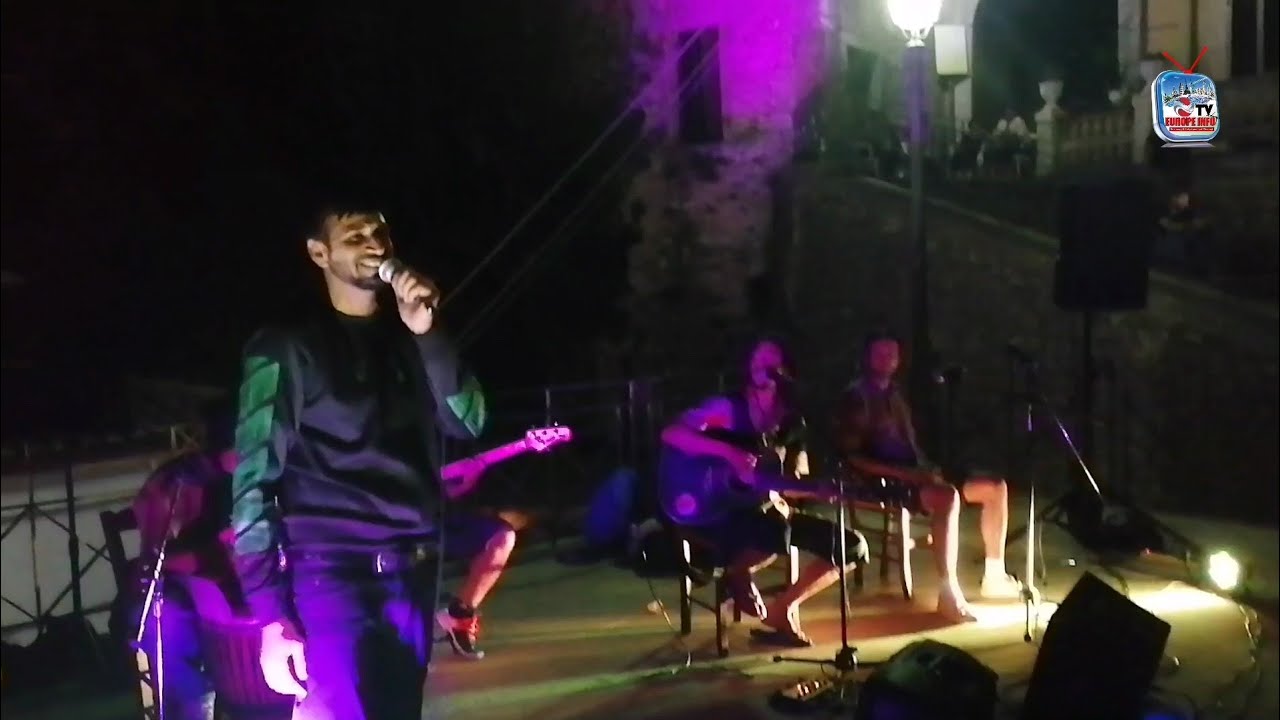 Italian music party mein pakistani qawali.... - YouTube