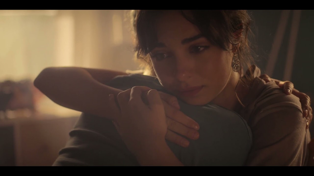 Beso de María y Claudia / Control Z Temporada 2 - YouTube