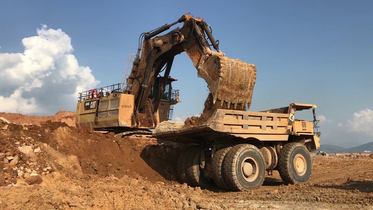 Caterpillar 6040 Excavator Loading Dumpers And Operator View - YouTube