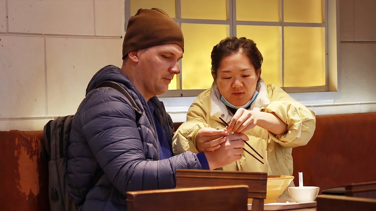 Foreigner Doesn't Know How to Use Chopsticks | Social Experiment 看到外国人吃 ...