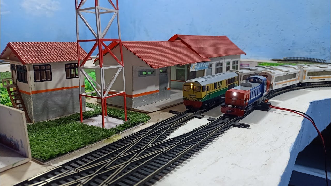 Adu cepat kereta api Jadul BB 300 & BB 304 vintage hingga anjlok ...