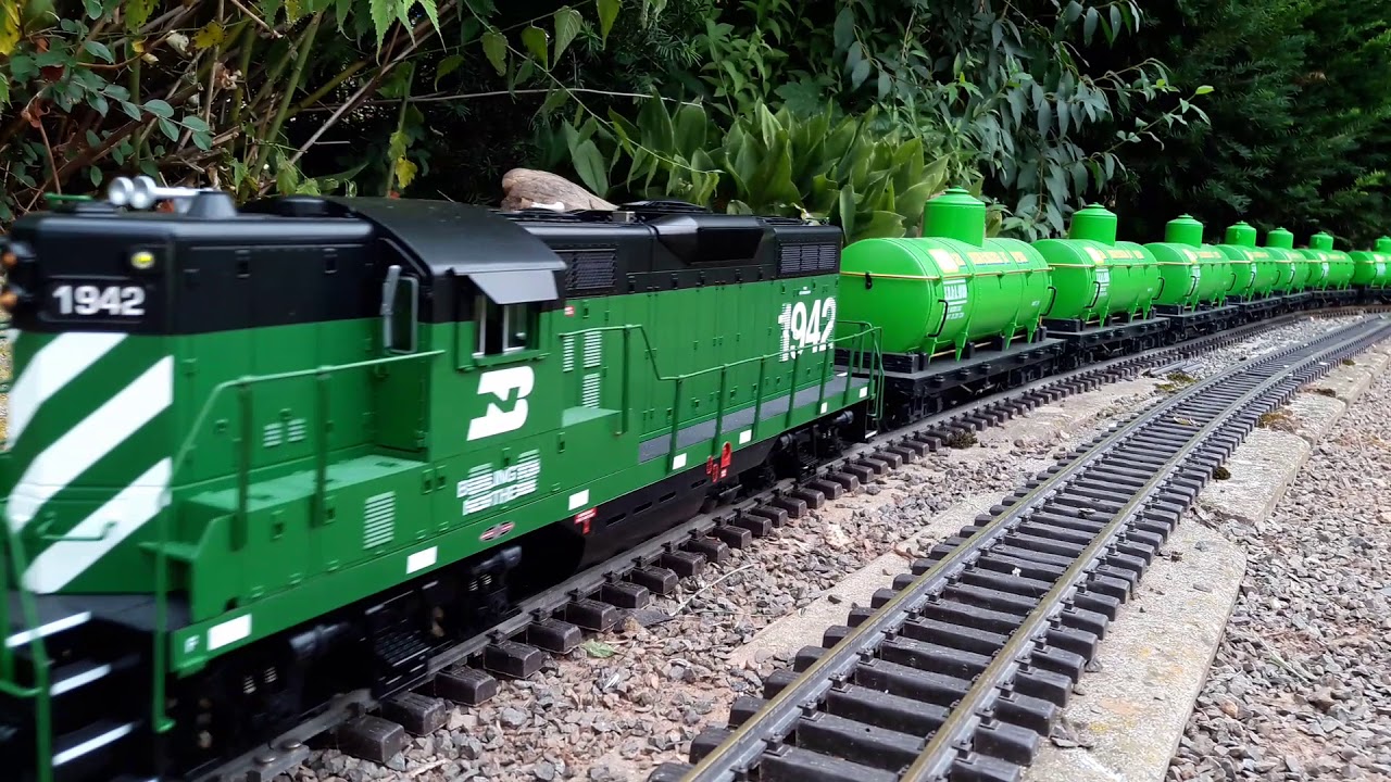USA-Trains GP9 - YouTube