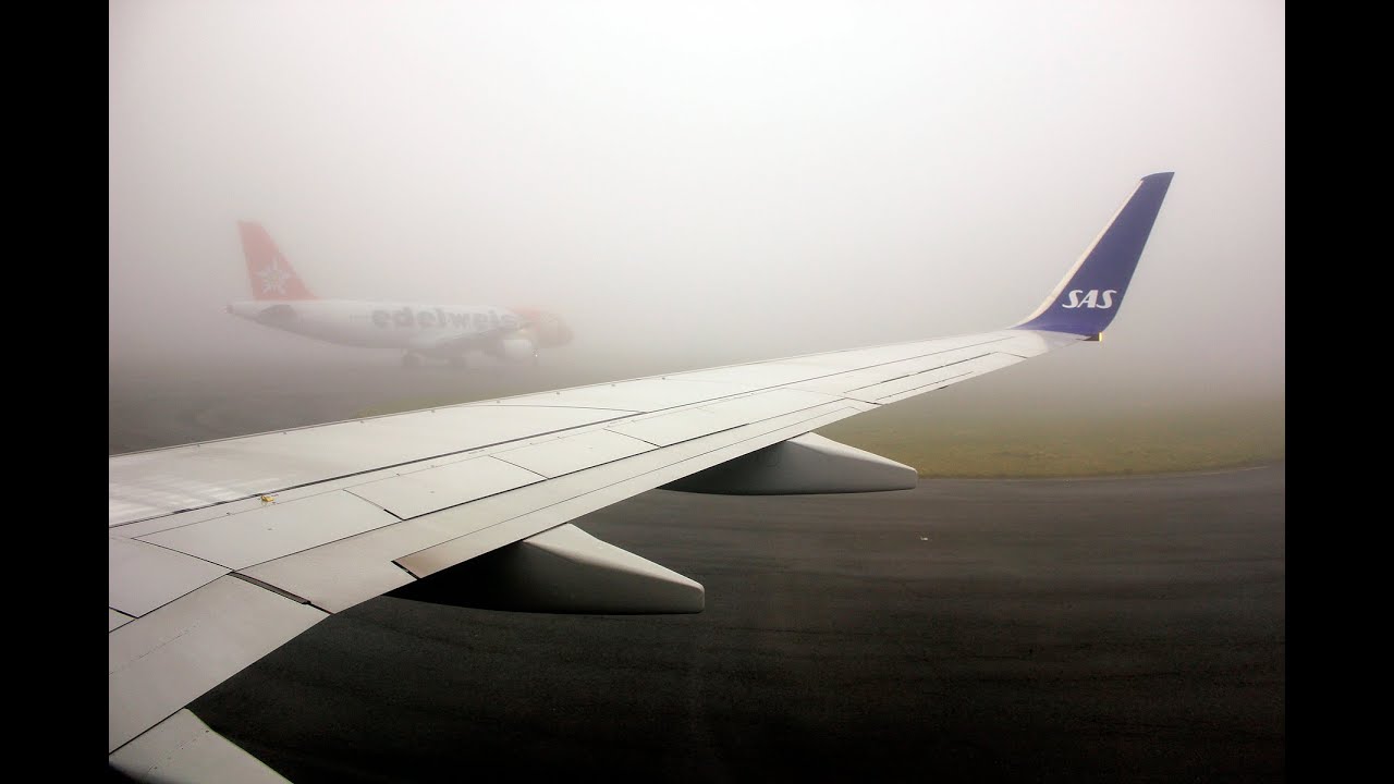 Scandinavian Airlines (SAS) 737-700 Amazing Low Visibility Landing in ...