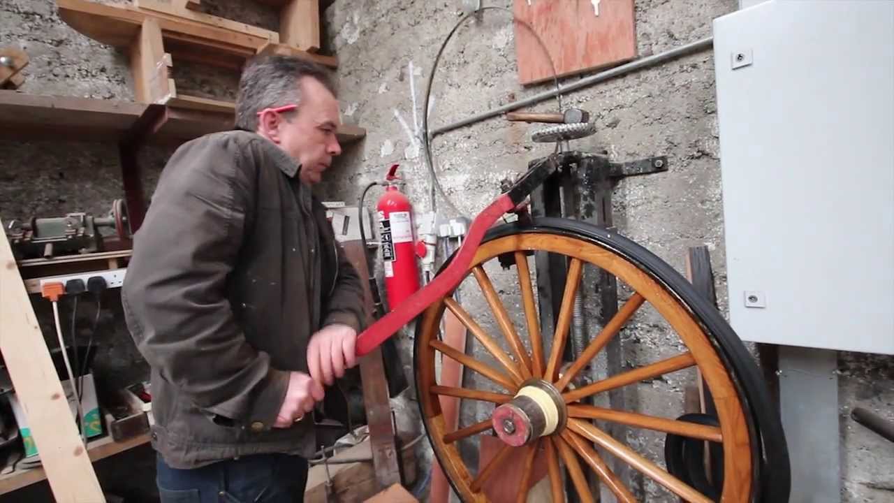 Wheelwright, Using the Tyre Mounter. - YouTube