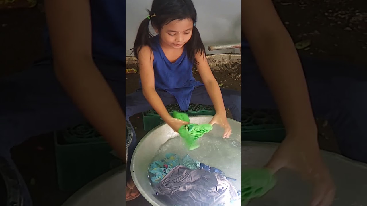 Paano ako tinuruan ni mommy magbanlaw ng mga nilabhang damit - YouTube