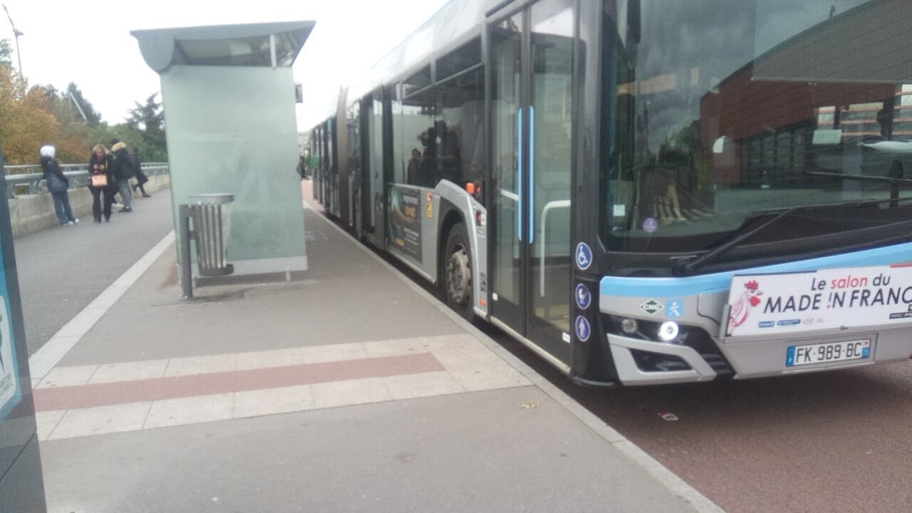 BUS 393 de CRETEIL POMPADOUR a CRETEIL PONTE DU LAC et passage de TVM ...
