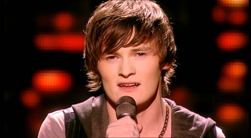 Kevin Keeley - Half The World Away - Live Show 4, Team Sharon - YouTube