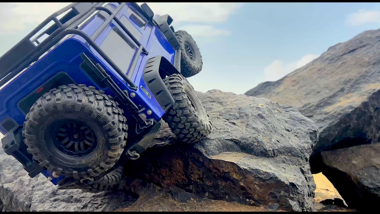 AMAIZING BLUE Traxxas TRX4 Landrover Defender crawl with FJ Cruiser ...