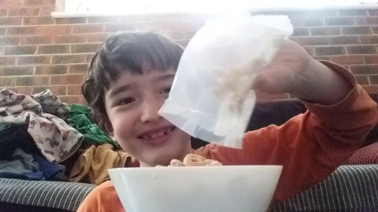 Cheerios tasting - YouTube