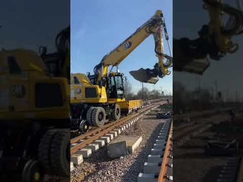 CAT M323F // Rail-Road Excavator / Zweiwegebagger- distributing rail ...