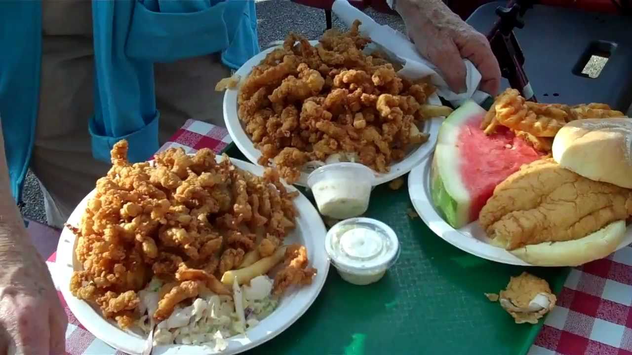 Lobster Rolls & Fried Clams at Kimball Farm - YouTube