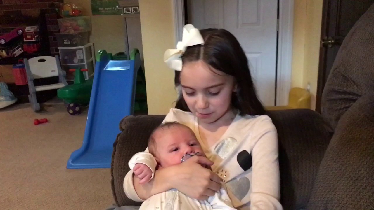 Giana helping me babysit a real baby!!!👶🏼👶🏼👶🏼 - YouTube