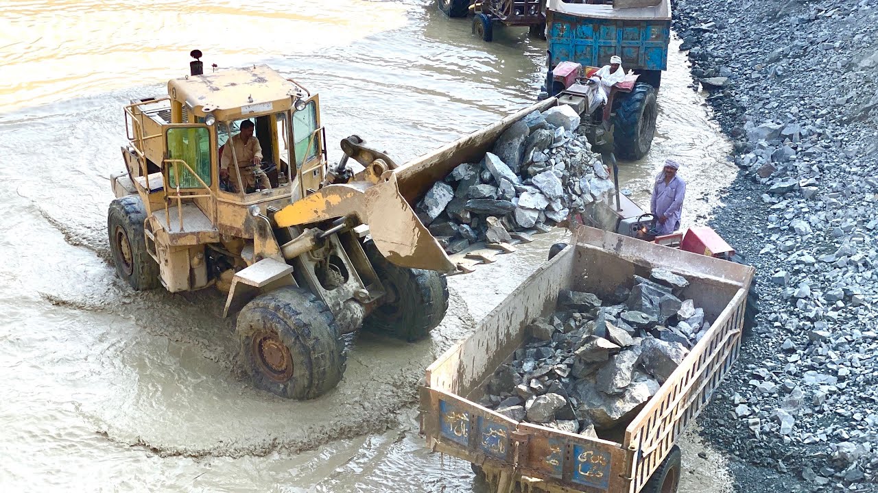 Mighty Machine Catterpillar : Loading Massive stone into trolleys ...