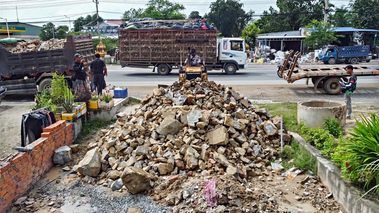 Fantastic New Project!! Bulldozer Komat'su D20P push stone to fill gaps ...