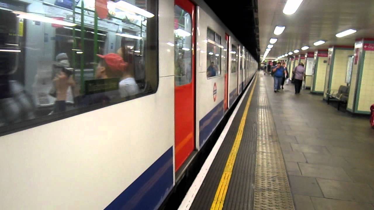 London Underground District Line D78 Stock (7309-7008) at Mile End ...